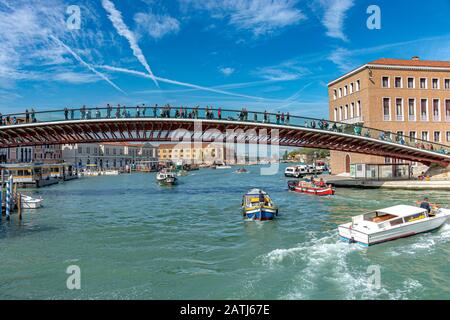 Constitution Bridge, Venice, Italy, Santiago Calatrava, Constitution ...
