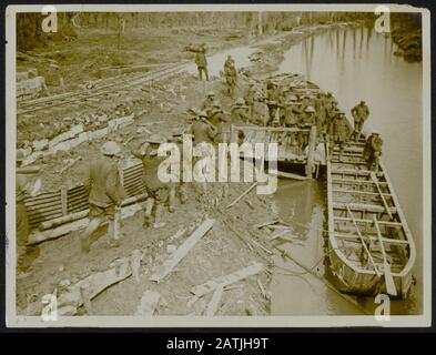 Loading ammunition WWI Stock Photo - Alamy