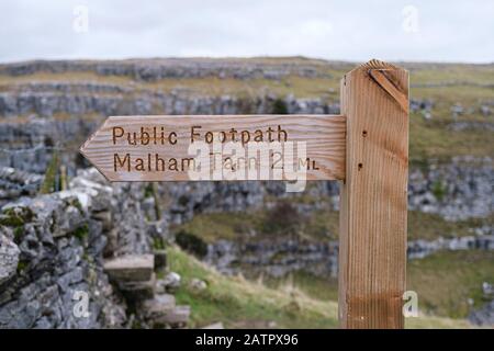 Direction sign indicating the way to Malham Tarn Stock Photo - Alamy