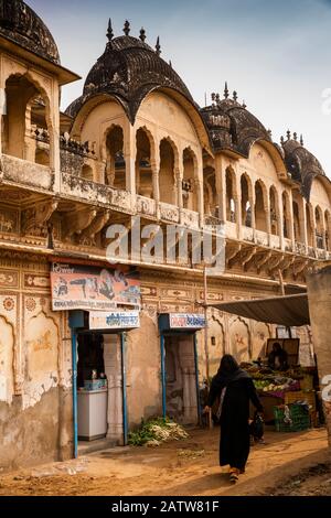 India, Rajasthan, Shekhawati, Ramgarh, shops outside Ramgopal Podarji ...