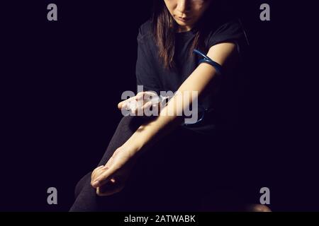 Drug addict injecting arm with drug Stock Photo - Alamy