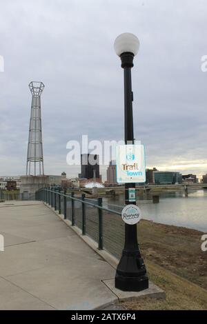 Wright Brothers Statue shows Wilbur explaining "wing warping" to ...