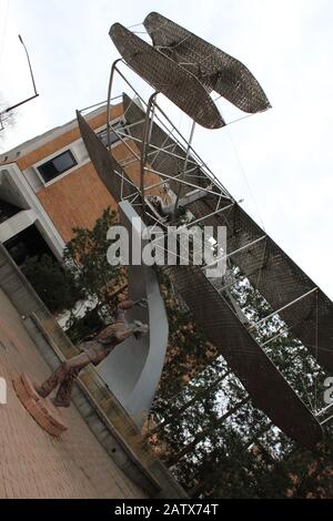 Wright Flyer Sculpture by Larry Godwin at the Wright-Patterson AFB in ...