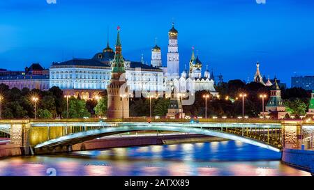 Night view of the Moskva River and Kremlin, Russia, Moscow Stock Photo ...