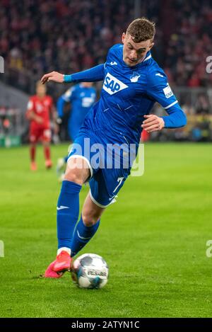 Jacob Bruun Larsen (TSG 1899 Hoffenheim, #29) gegen Philipp Sander ...