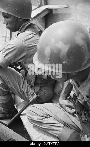 Borneo (1947 Feb) Soldiers moving to a sloop Date: February 1947 ...