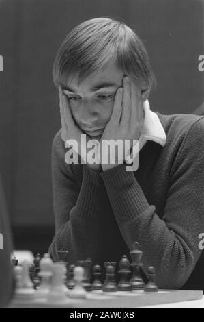 Dutch chess championships in Hilversum; Hans Ree in his match against ...