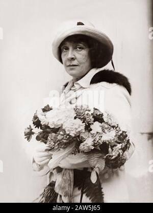 NEW YORK, NEW YORK - JUNE 11: Actress Rebecca Olson attends the ...