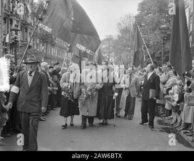 Jan van Zutphen 90 years. Honour [Jan van Zutphen receives from mayor d ...