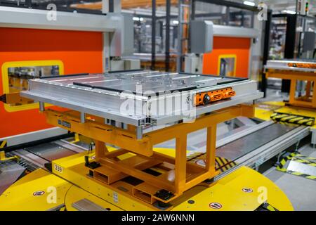 Brunswick, Germany. 24th Jan, 2020. Industrial robots put hairpins ...