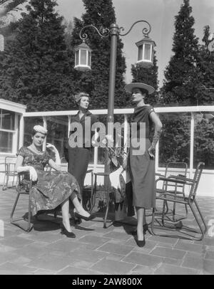 French Fashion Models 1950s Stock Photo - Alamy