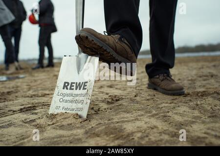 Foot on spade, ground-breaking ceremony Stock Photo - Alamy