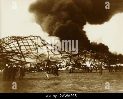 1937 , 6 may , LAKEHURST , USA : The german hairship ZEPPELIN ...