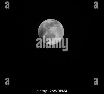 The first super moon of the year appears in the night sky in Huai'an ...