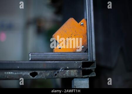Magnetic squares and holders for welding and installation work. Quality ...