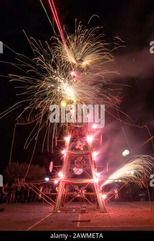 castillo de fuegos artificiales fireworks castle Stock Photo - Alamy