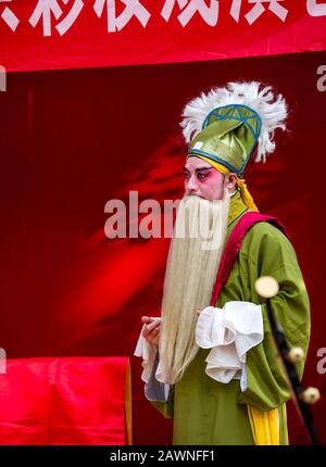 Male Peking opera performer, Beijing, China Stock Photo - Alamy