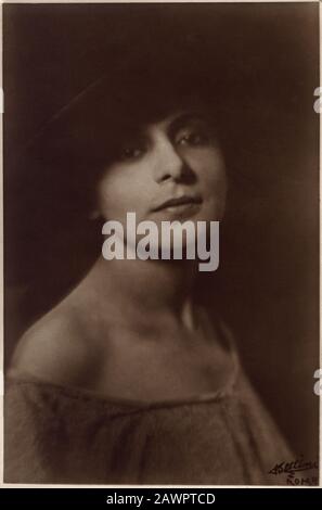 1919 ca : The italian silent screen diva RINA CALABRIA . Photo by ...