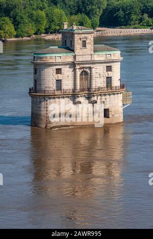 Intake crib on the Mississippi River Stock Photo - Alamy