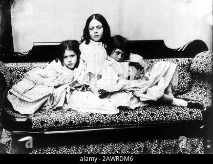 1858 , GREAT BRITAIN : Alice Liddell (first from right , the little ...