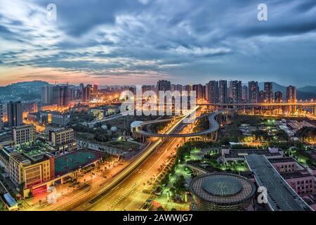 The picture shows the scenery overlooking the mountain city of ...