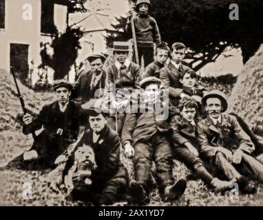 IRISH VOLUNTEERS in 1914 a year after the organisation was founded by ...