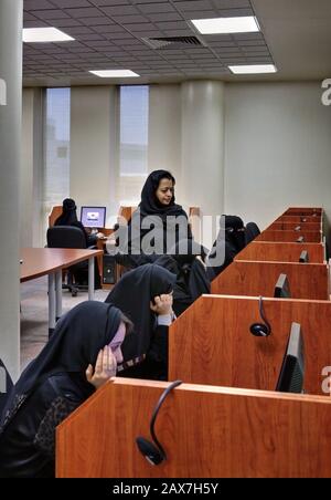 Saudi Arabia Computer Laboratory In College Stock Photo - Alamy