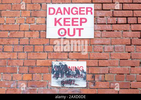 Warning anti vandal paint sign on wall to prevent vandals vandalism on ...