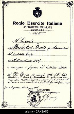 Benito Mussolini in divisa da bersagliere Stock Photo - Alamy