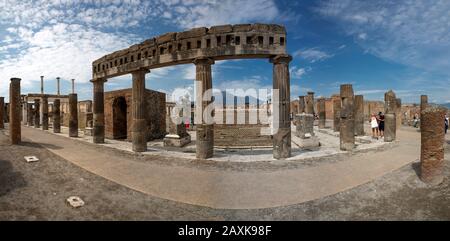 Stadt Pompei, die 79 n. Chr. unter der Asche des Vulkans Vesuv begraben ...