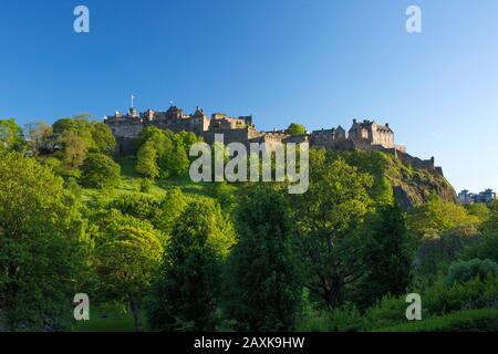 Altstadt mit Burg von Edinburgh Stock Photo - Alamy