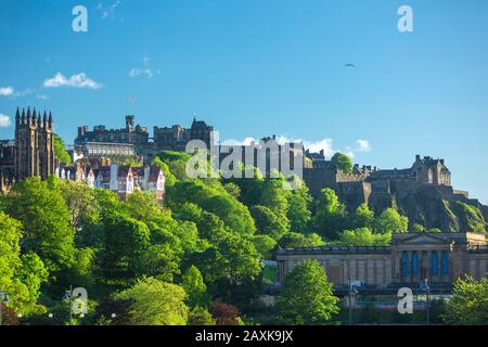 Altstadt mit Burg von Edinburgh Stock Photo - Alamy