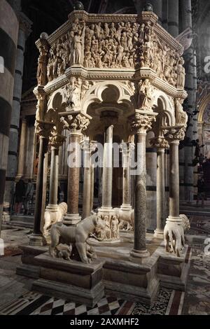 Pulpit and the mosaic floor, Siena Cathedral, Duomo di Siena, Tuscany ...