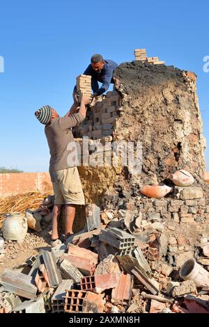 Making bricks, Tozeur, Tunisia Stock Photo - Alamy