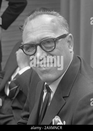 Arrival Jean Henri Weidner (resistance hero) at Schiphol, and wife ...