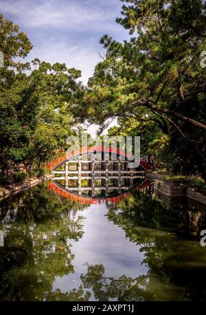 Traditional Japanese red bridge at Sumiyoshi Taisha shrine in Osaka ...