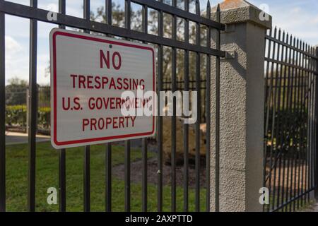 U.S. Government Property & No Trespassing Sign Stock Photo - Alamy