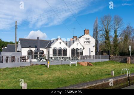 The Staffordshire and Worcestershire Canal and The Vine pub, Kinver ...