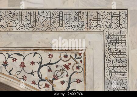 Calligraphy inlay work in Taj Mahal's marble walls Stock Photo ...