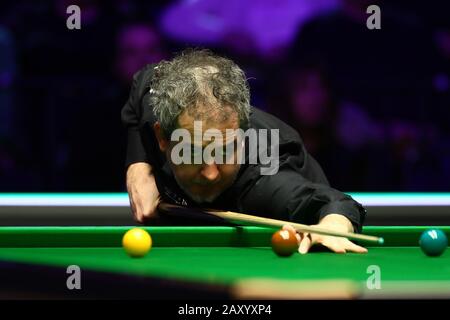 Anthony Hamilton of England plays a shot to Ronnie O'Sullivan of ...