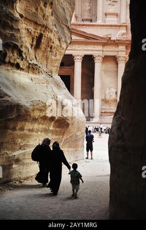 The Treasury Building at Petra Jordan Stock Photo - Alamy