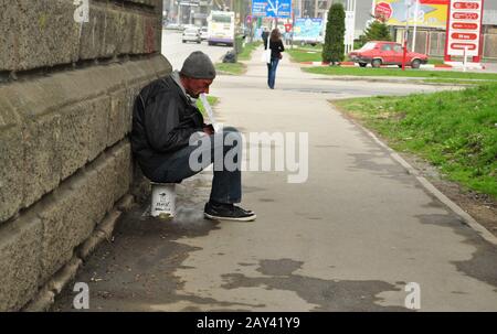 poor man with a beard sign help the tramp lifestyle Stock Photo - Alamy