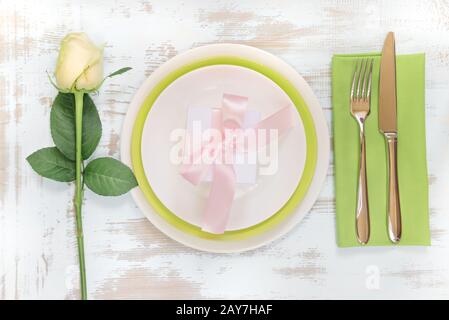 A beautiful table setting with crockery for the celebration of Easter ...