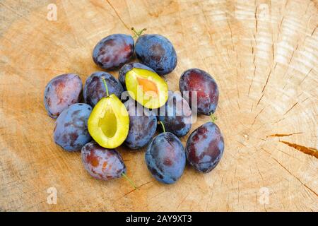 Fresh plums on dark rustic background. Organic fruits concept Stock ...
