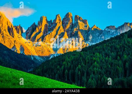 Magnificent serrated cliffs Stock Photo - Alamy