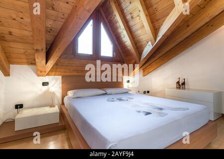 Cozy italian style bedroom Stock Photo - Alamy
