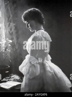 The Countess of Warwick, Frances Evelyn Maynard, Lady Brooke, leaving ...