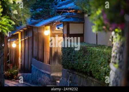 Traditional Japanese Street Lamp Stock Photo - Alamy