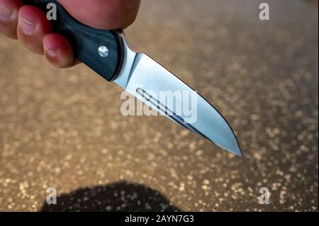 Symbole, Symbolbild, Eine Faust haelt ein Messer in der Hand Stock ...