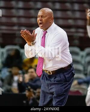 Texas Southern head coach Johnny Jones, center, directs his team during ...